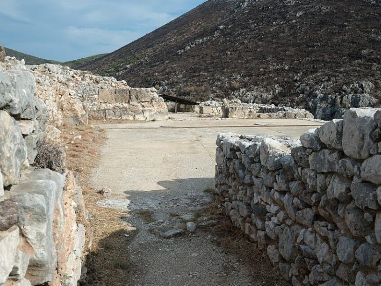 The Megaron of Mycenae – Heart of Power, Ceremony and Everyday Life ...