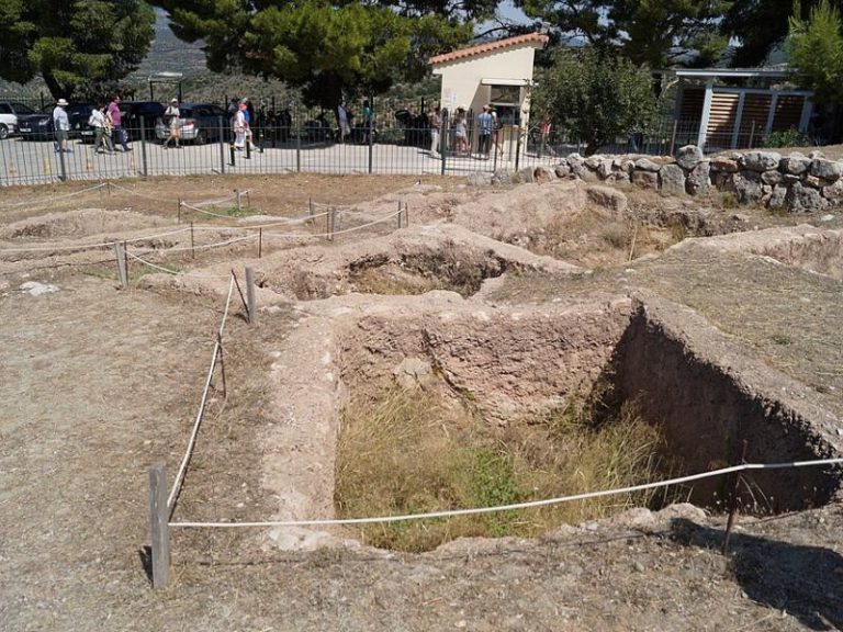 Grave Circle B in Mycenae: Early Royal Tombs and the Rise of a Warrior ...